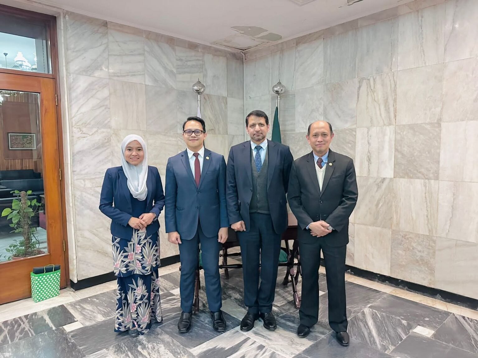 Graduation Ceremony and Farewell Held for Foreign Diplomatic Course ...